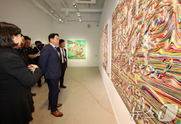 SK Chairman Chey Tae-won Calls on Korean Artists to “Design AI with Creativity” at APEC Art ...